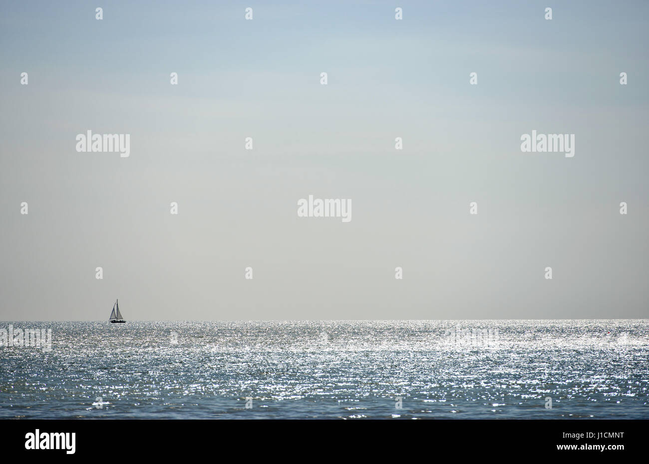 Segelyacht meer allein -Fotos und -Bildmaterial in hoher Auflösung – Alamy