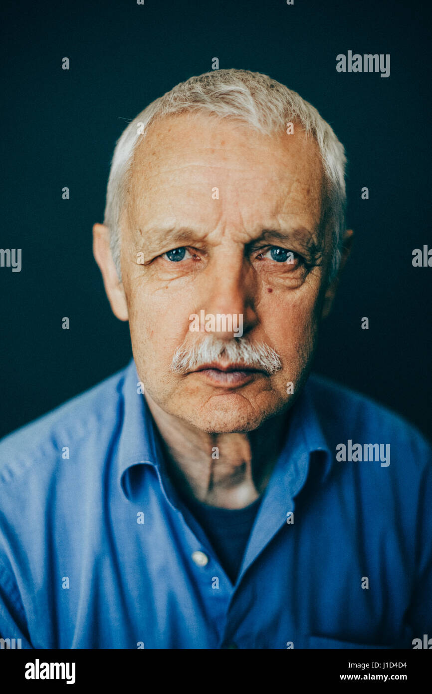 Alter mann, der ernst schaut -Fotos und -Bildmaterial in hoher ...