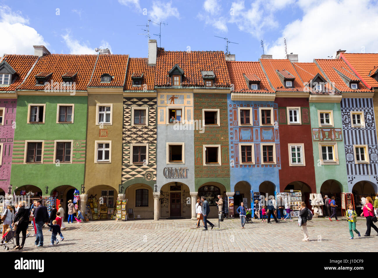 POZNAN, Polen - 20. August 2014: Farbenfrohe Häuser auf dem zentralen ...