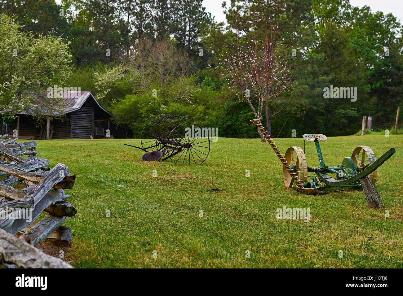 Old rustic farm equipment -Fotos und -Bildmaterial in hoher Auflösung ...