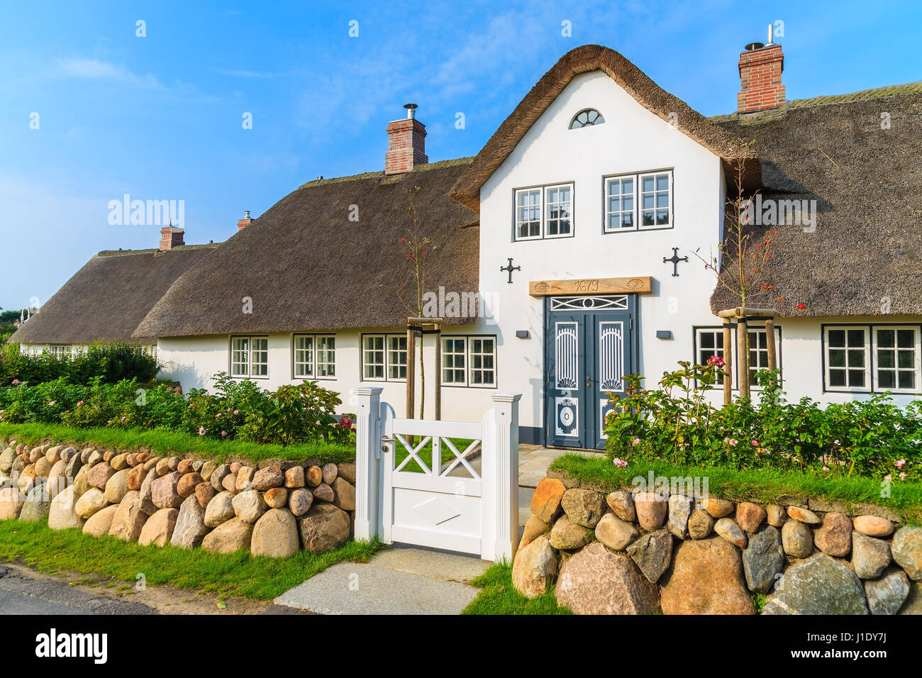 Traditionelle weiße Haus mit Reetdach in Wenningstedt Dorf auf der ...