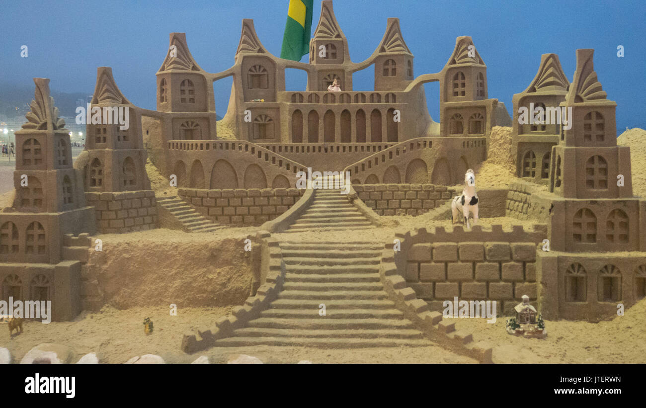 Sandburgen bauen -Fotos und -Bildmaterial in hoher Auflösung – Alamy