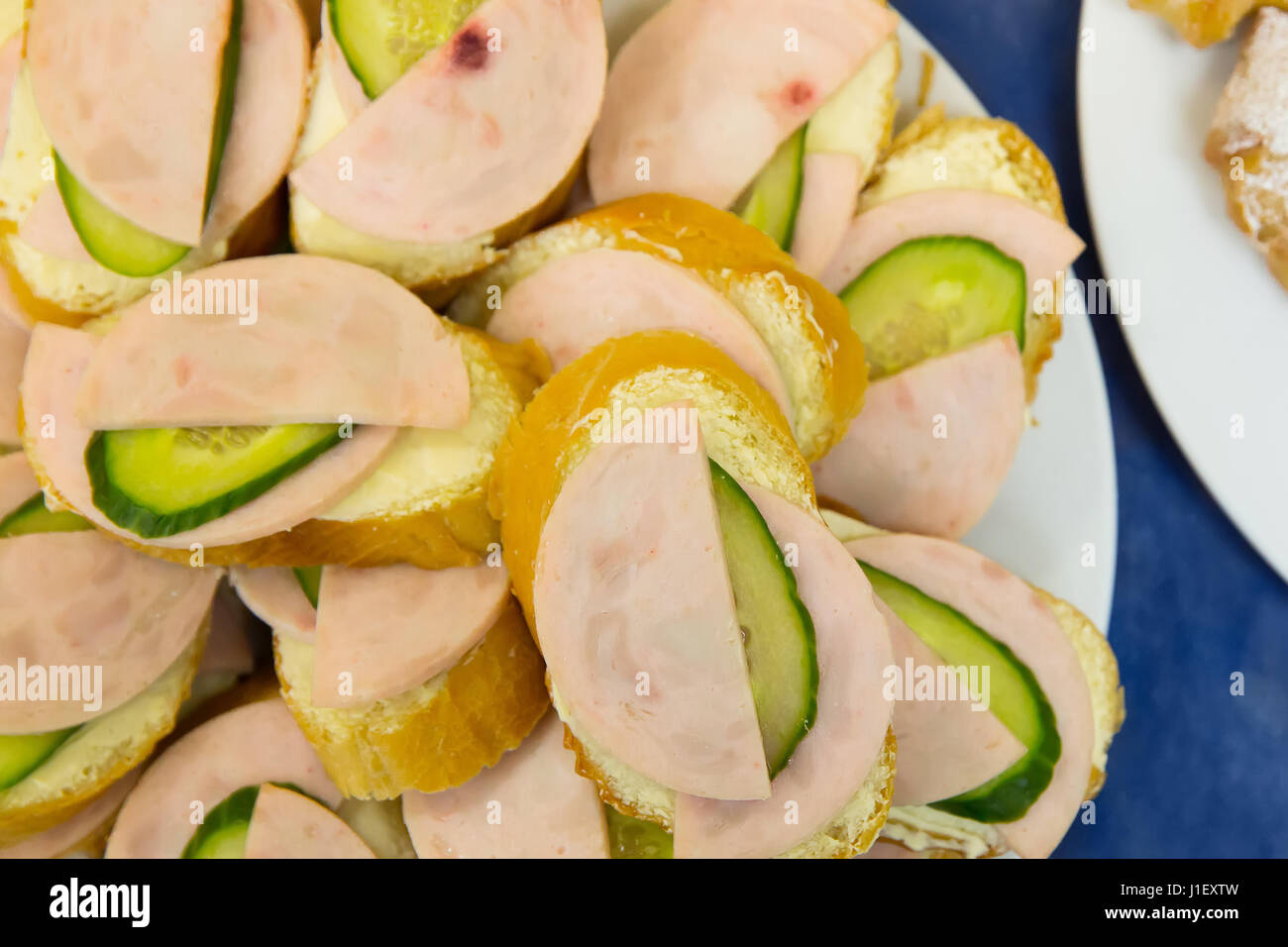 Wurst mit salat serviert -Fotos und -Bildmaterial in hoher Auflösung ...