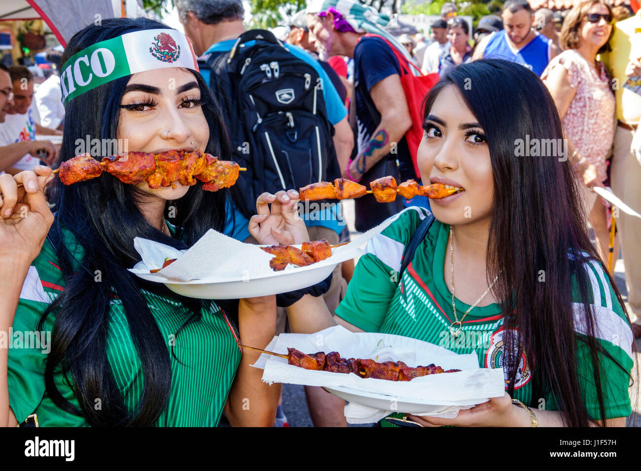 Frauen beim essen fleisch -Fotos und -Bildmaterial in hoher Auflösung ...