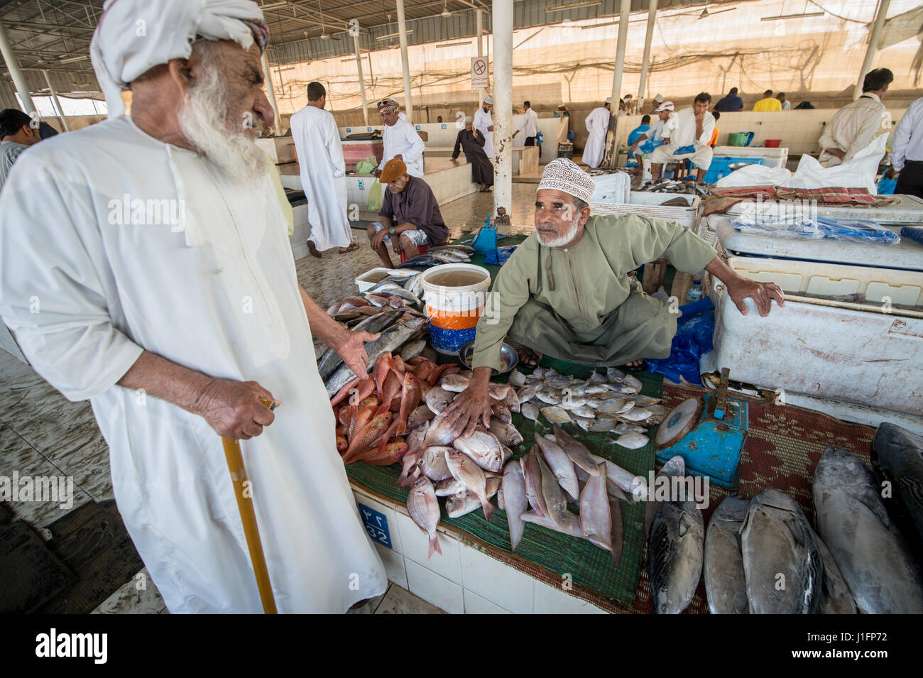 Muscat, Oman - Muttrah Corniche (Uferpromenade) Mann bespricht Fisch ...