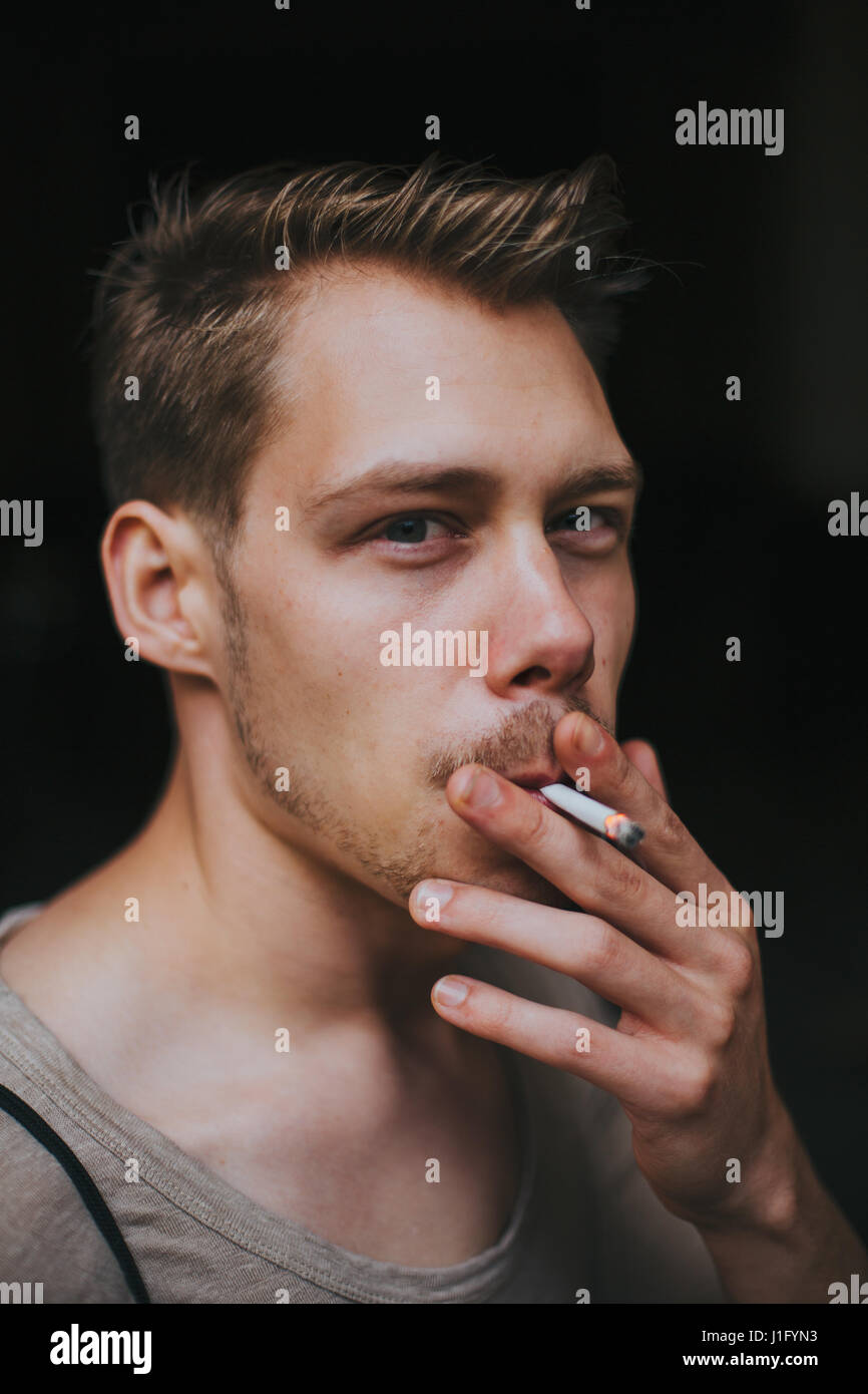 Blondes rauchen -Fotos und -Bildmaterial in hoher Auflösung – Alamy