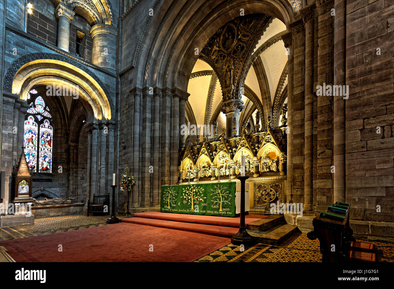 Das Retabel verzierte Altar und Boden-Fliesen in Hereford Cethedral Stockfotografie - Alamy
