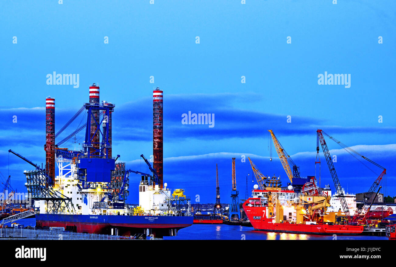 Sea Installer Jack up Rig und Subsea7 Dive Support Vessel River Tyne ...