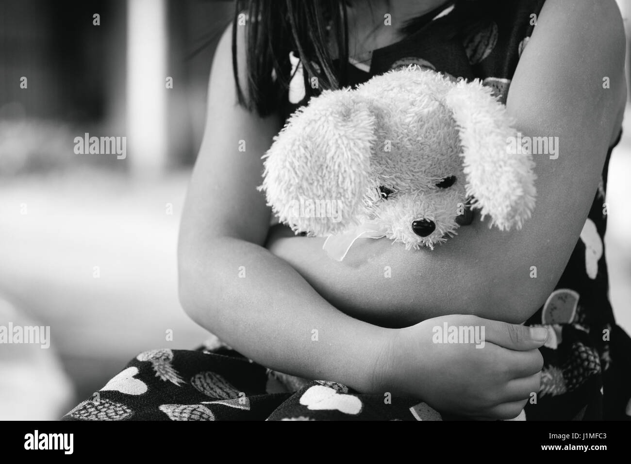 Kind Hug eine Puppe, Abholzung Foto ist traurig Stockfotografie - Alamy