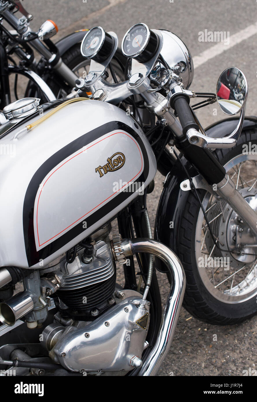 Triton café racer motorrad -Fotos und -Bildmaterial in hoher Auflösung ...