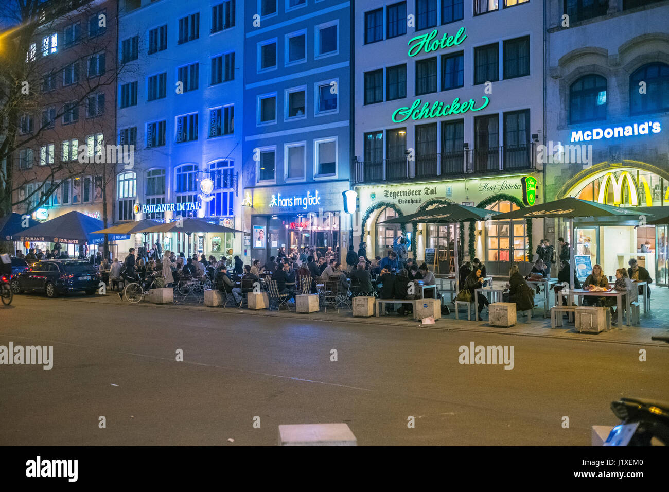 München, Bayern, Deutschland 29. März 2017. Menschen trinken Bier auf ...