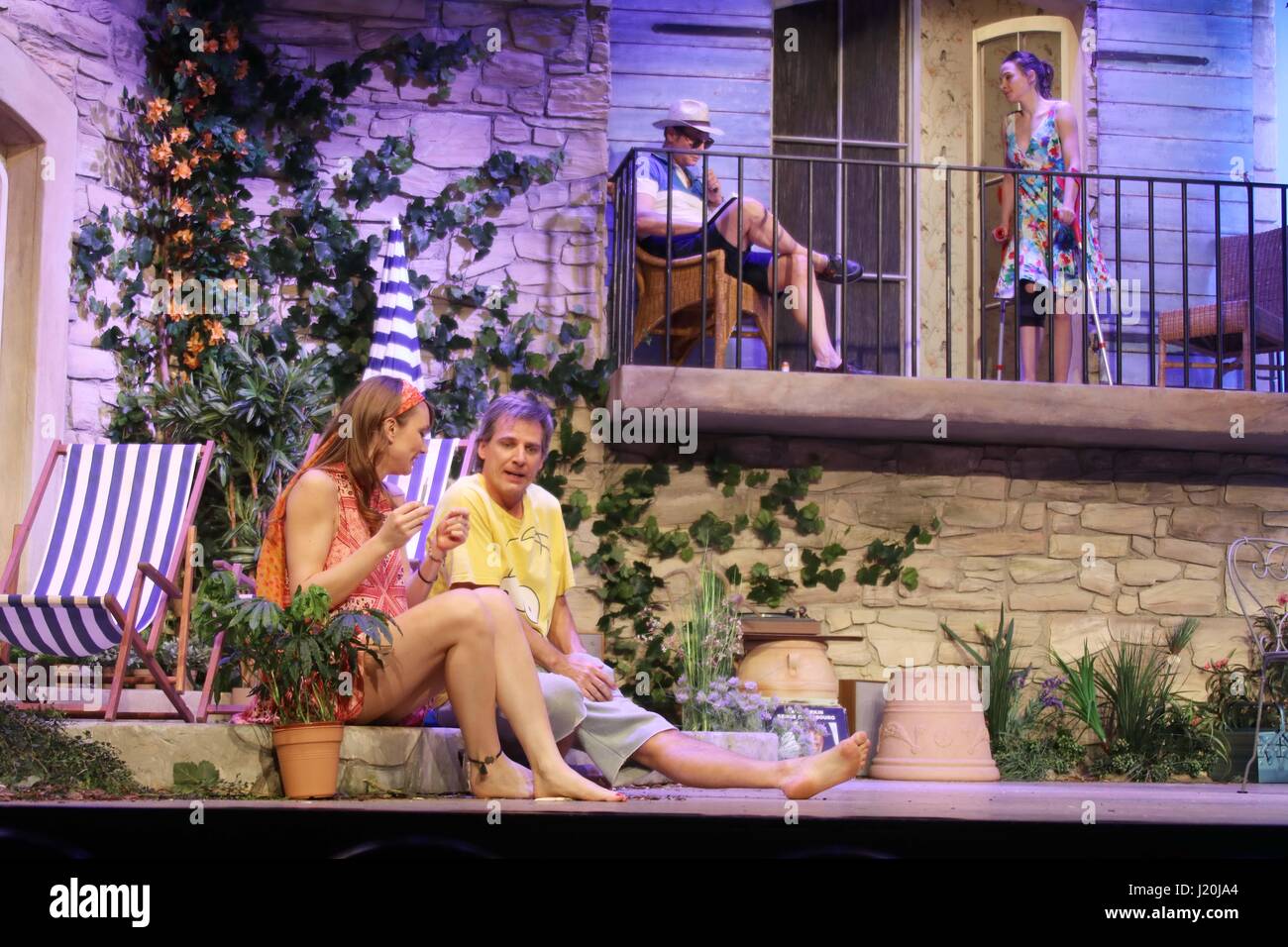 Drücken Sie die Generalprobe des Stückes im Sommer Wohnt er unten "im ...