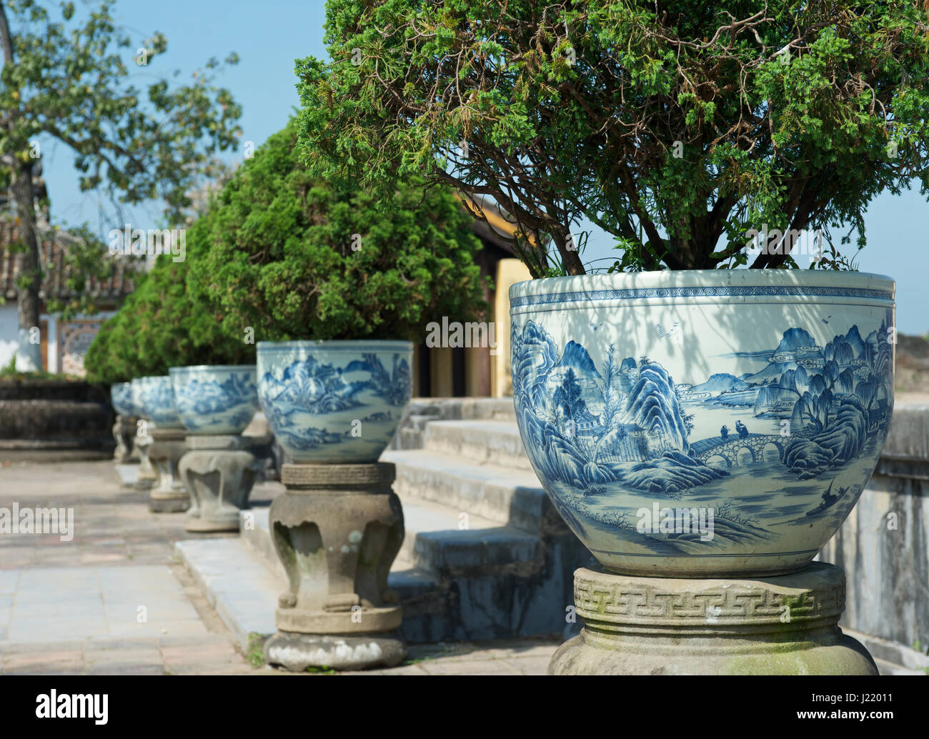 Bonsai royal Keramik Töpfe in der Zitadelle hue Vietnam Stockfotografie ...