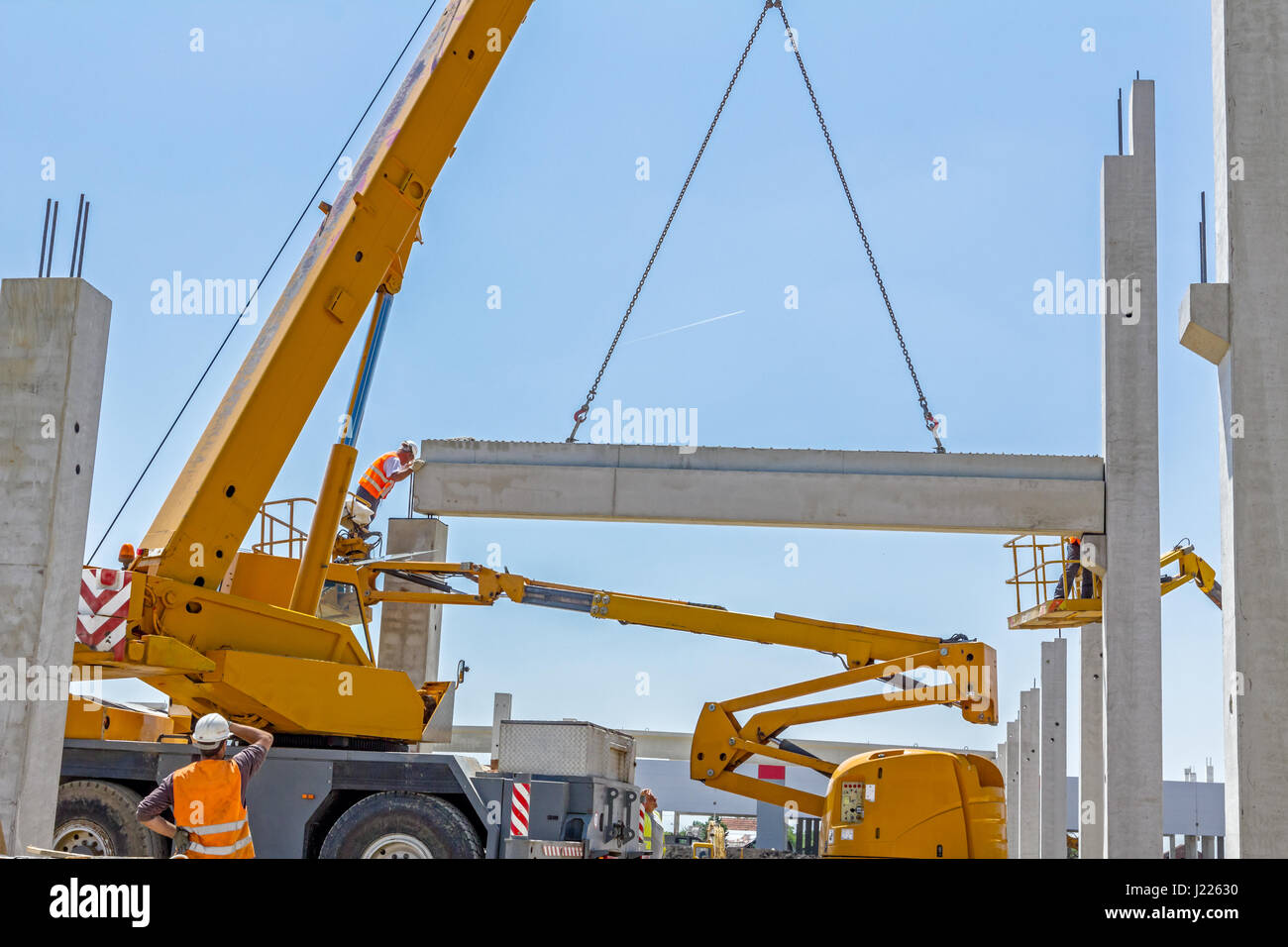 Mobiler Kran ist in Betrieb und Arbeiter ist Montage Beton Unterzug in ...