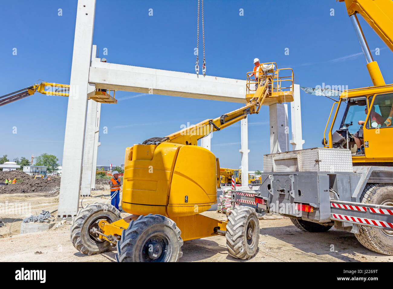Mobiler Kran ist Carry Beton Unterzug zu Versammlung Gebäude, Höhe sind ...