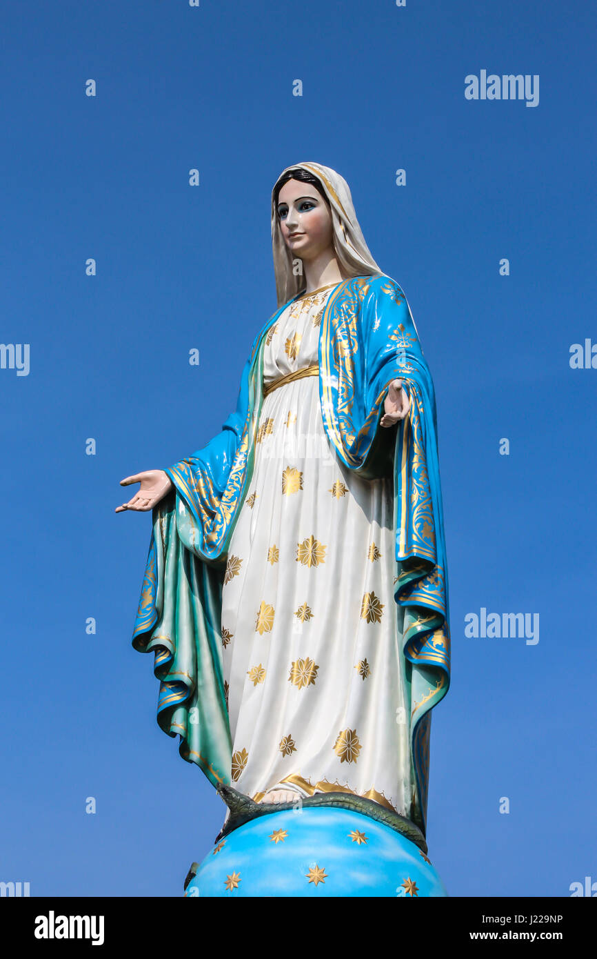 White statue mother mary on -Fotos und -Bildmaterial in hoher Auflösung ...