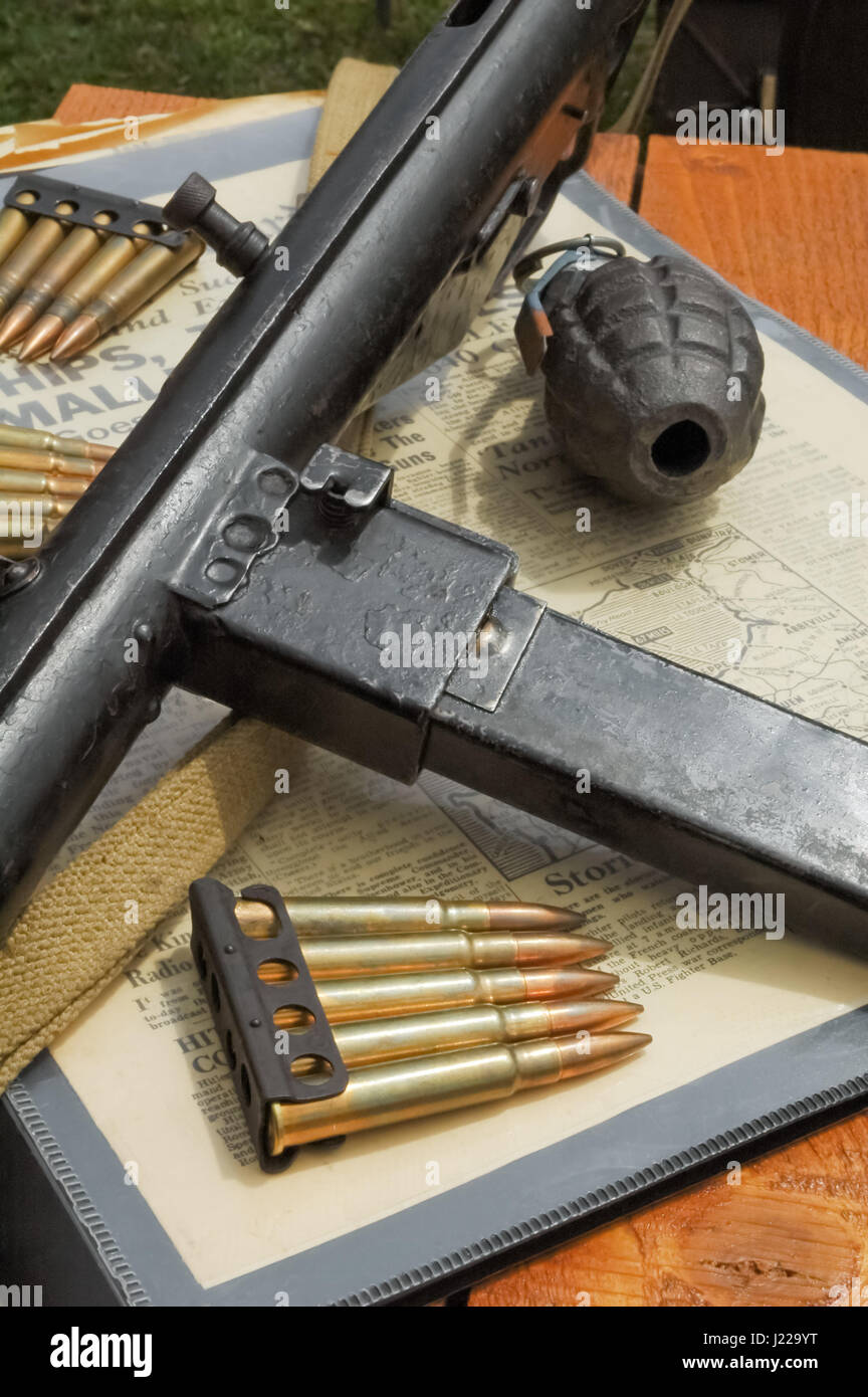 Vintage WW2 Waffen und anderen Kriegszeiten memorabila Stockfotografie ...