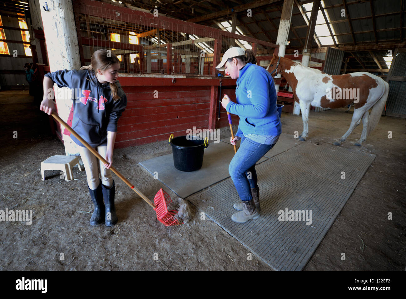 (V.l.) Alyssa Connor, Tochter des 91. Missile Wing Commander Oberst ...