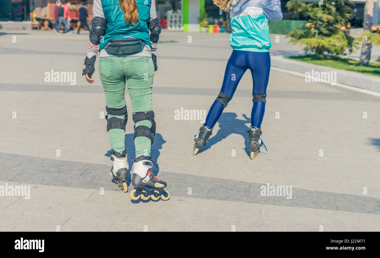 Zwei frauen gehen -Fotos und -Bildmaterial in hoher Auflösung – Alamy
