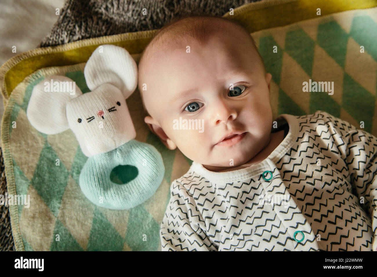 Rassel baby -Fotos und -Bildmaterial in hoher Auflösung – Alamy