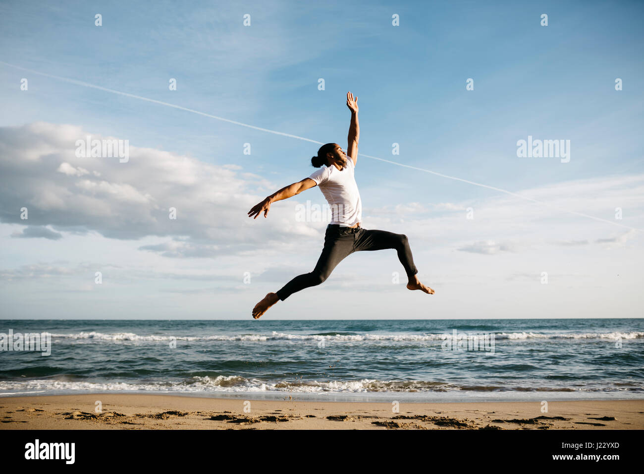 Junger lateinamerikanischer mann entspannt am strand -Fotos und ...