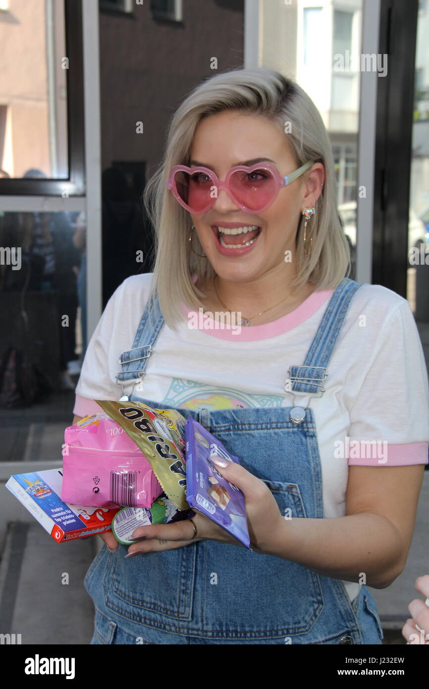 Anne Marie Singer Stockfotos und -bilder Kaufen - Alamy