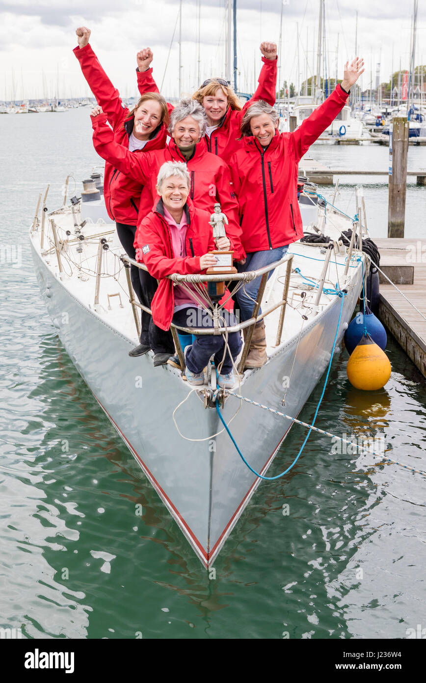 Tracy Edwards MBE (vorne, Mitte) mit Beefeater Trophäe und anderen Crew ...