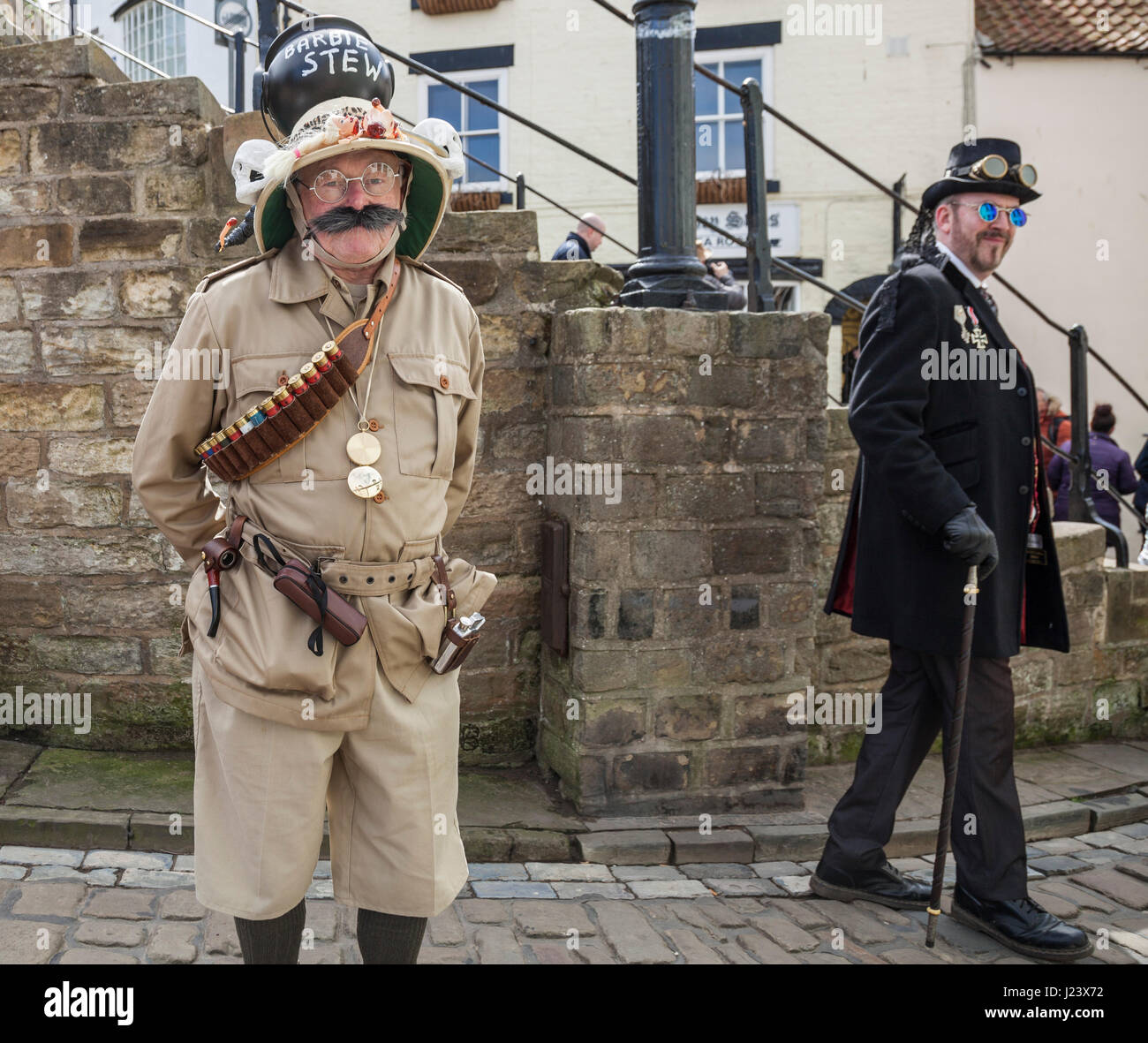Ein Mann gekleidet in Safari Anzug und Tropenhelm auf der Whitby Gothic ...