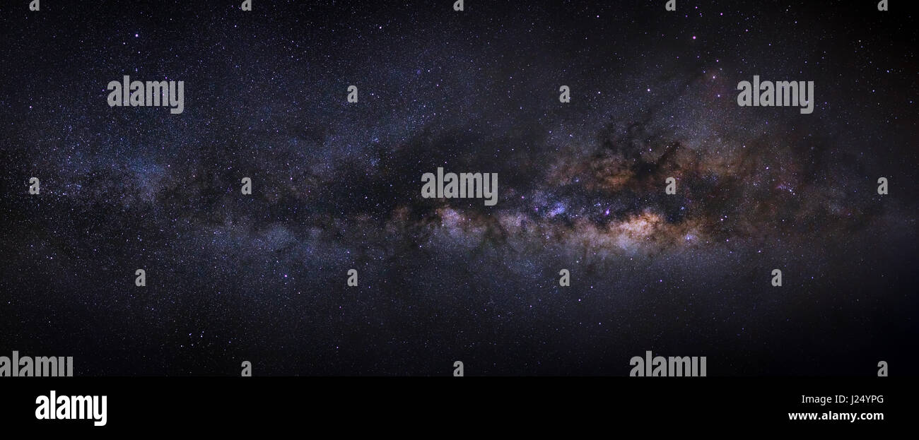 Panorama der Milchstraße. Langzeitbelichtung Foto. Mit Korn Stockfotografie - Alamy