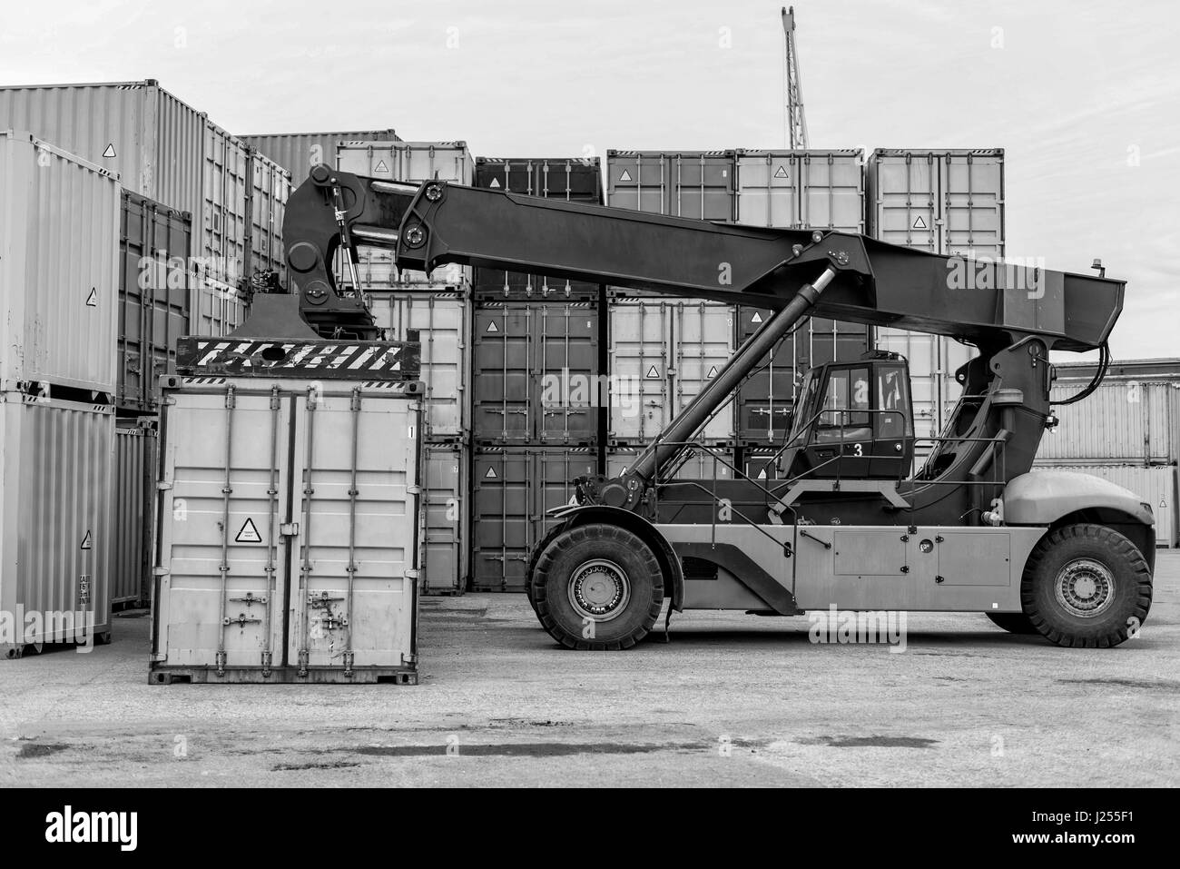 Hafen mit container staplerfahrzeug Schwarzweiß-Stockfotos und -bilder ...