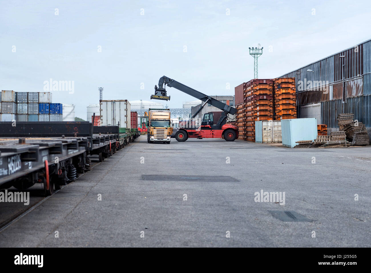 Container stapler -Fotos und -Bildmaterial in hoher Auflösung – Alamy
