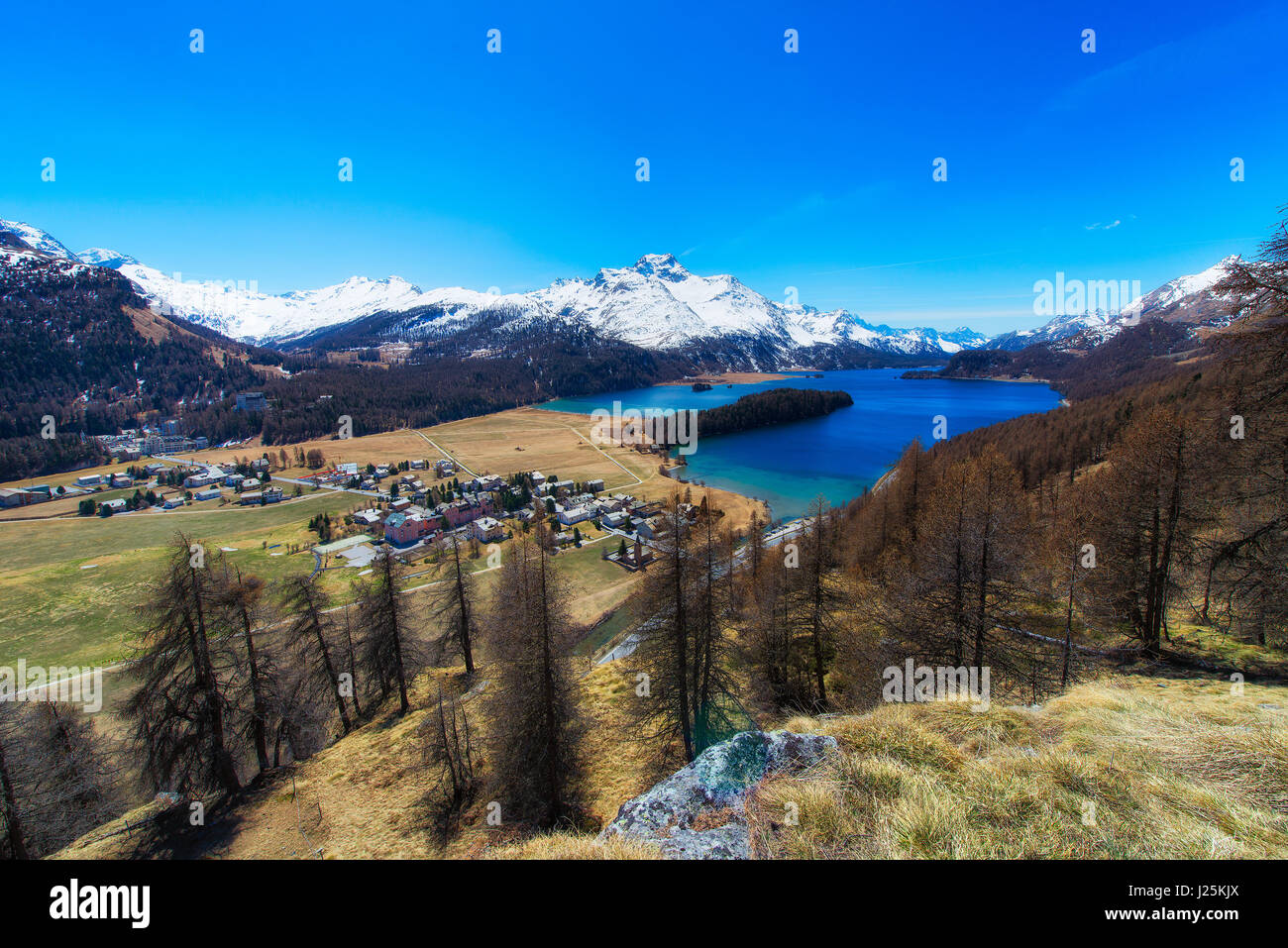 Village sils maria lake sils -Fotos und -Bildmaterial in hoher ...