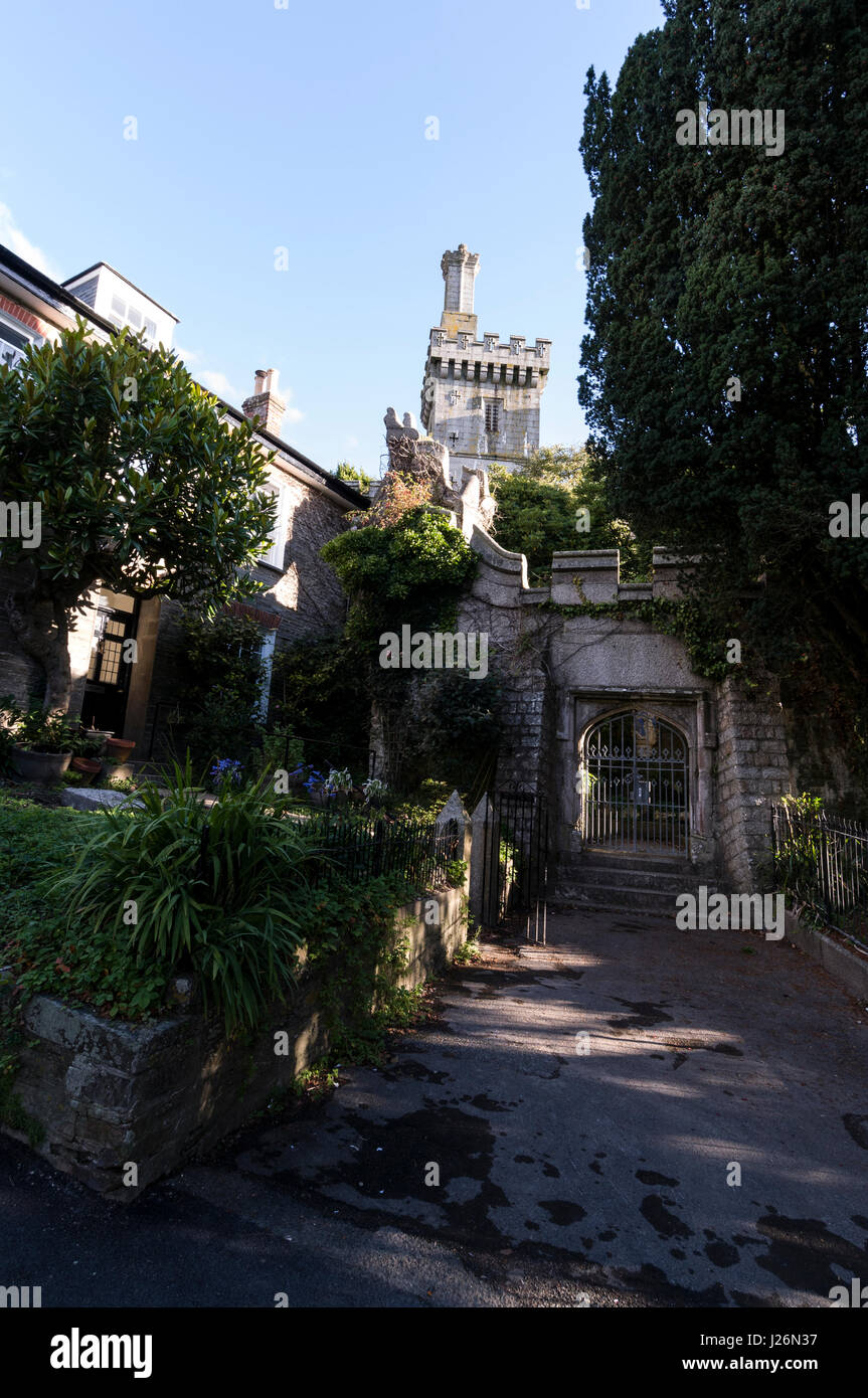 Sie führt zu einem der Tore zum Place House mit einem Burgturm aus dem ...