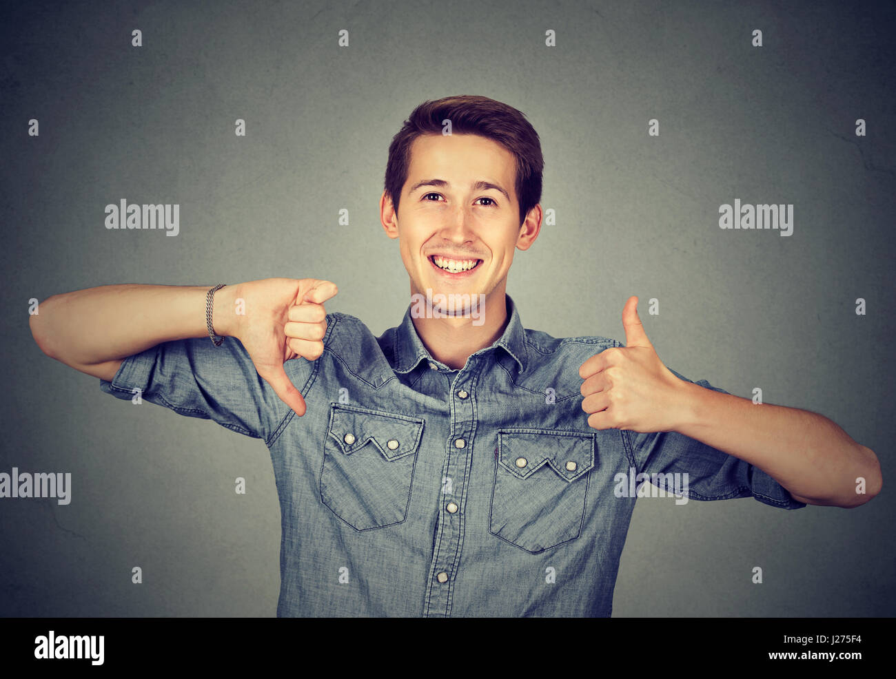 Glücklicher Mann mit Daumen runter Daumen hoch Geste Stockfotografie ... Glücklicher Mann mit Daumen runter Daumen hoch Geste Stockfotografie ...