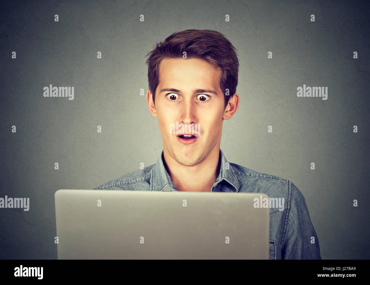 Mann profil geschockt -Fotos und -Bildmaterial in hoher Auflösung – Alamy