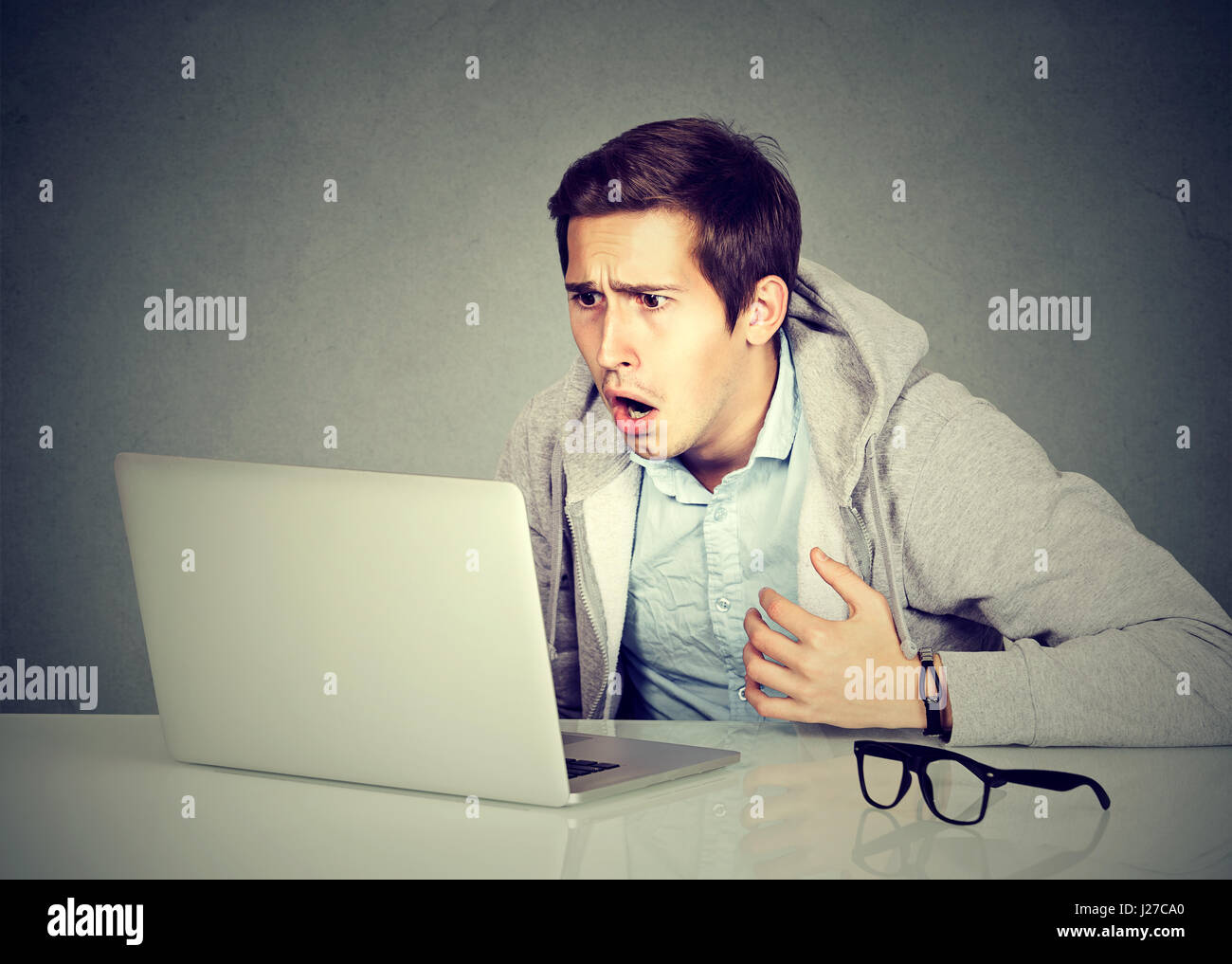 Dummes sitzen -Fotos und -Bildmaterial in hoher Auflösung – Alamy