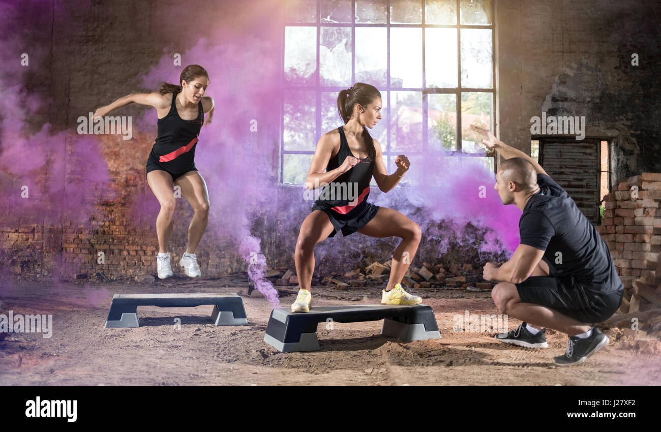 Menschen springen -Fotos und -Bildmaterial in hoher Auflösung – Alamy