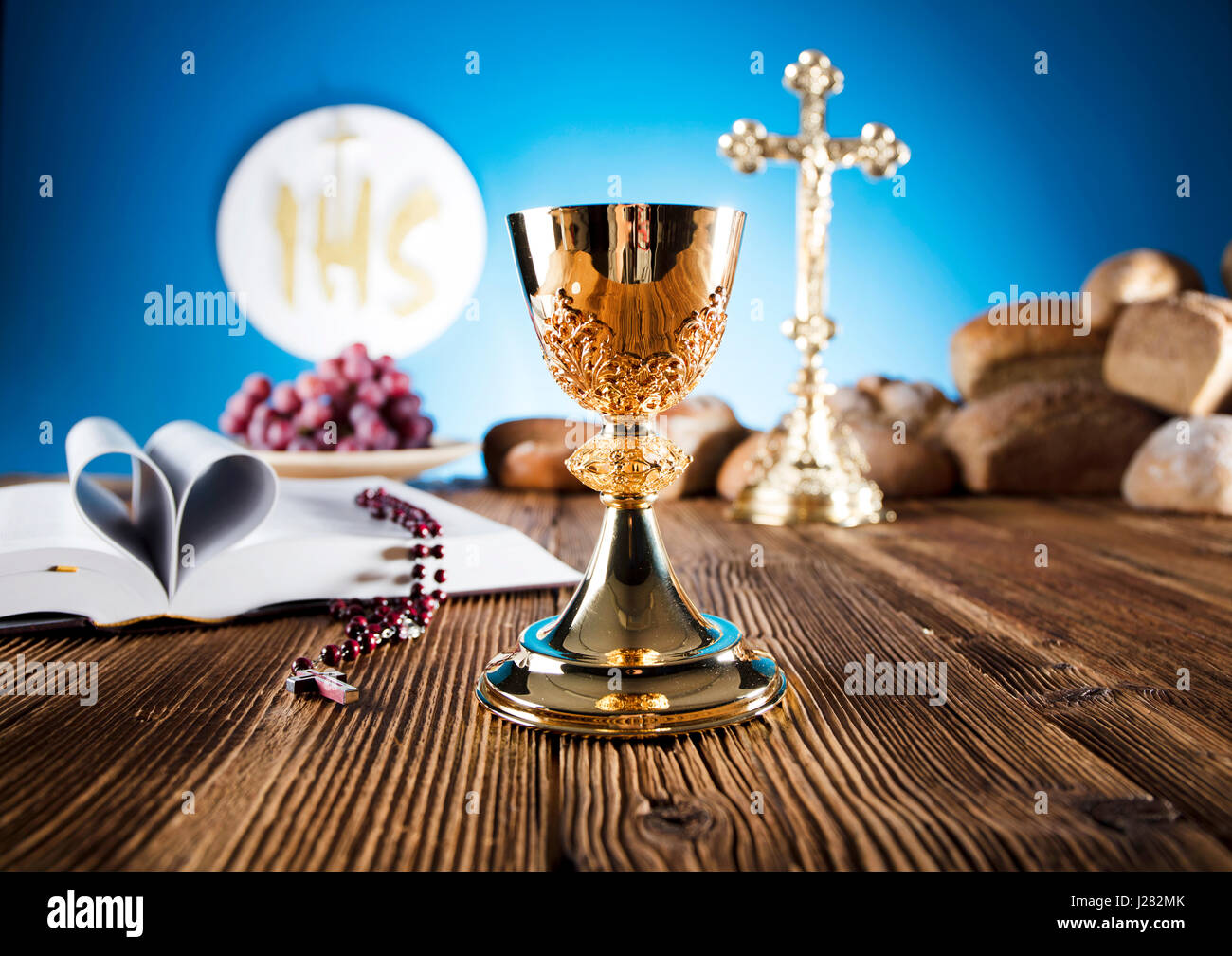 Erste Heilige Kommunion. Katholische Religion-Thema. Kruzifix, Bibel ...