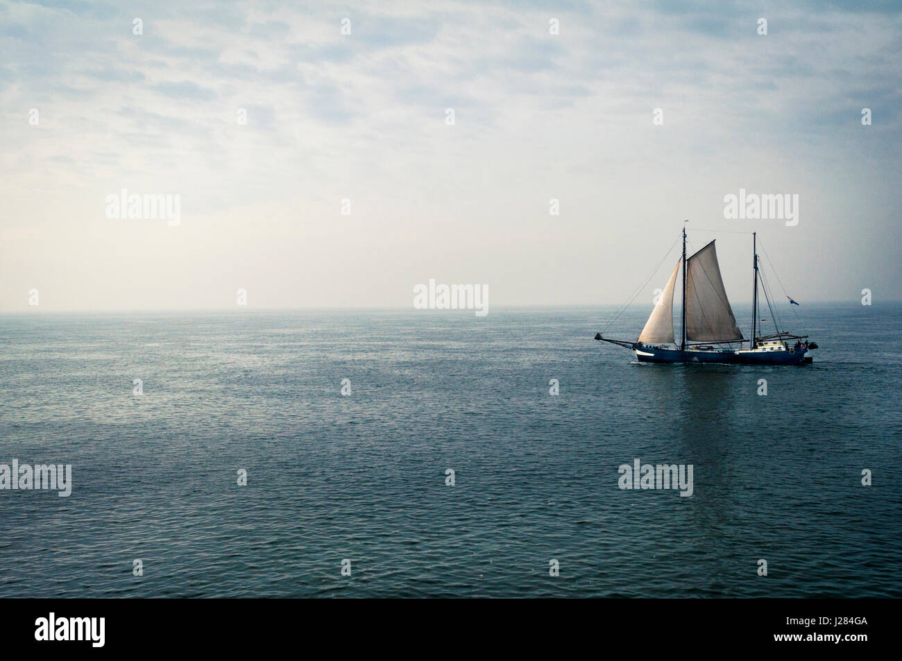 Segelboot mit wolken -Fotos und -Bildmaterial in hoher Auflösung – Alamy