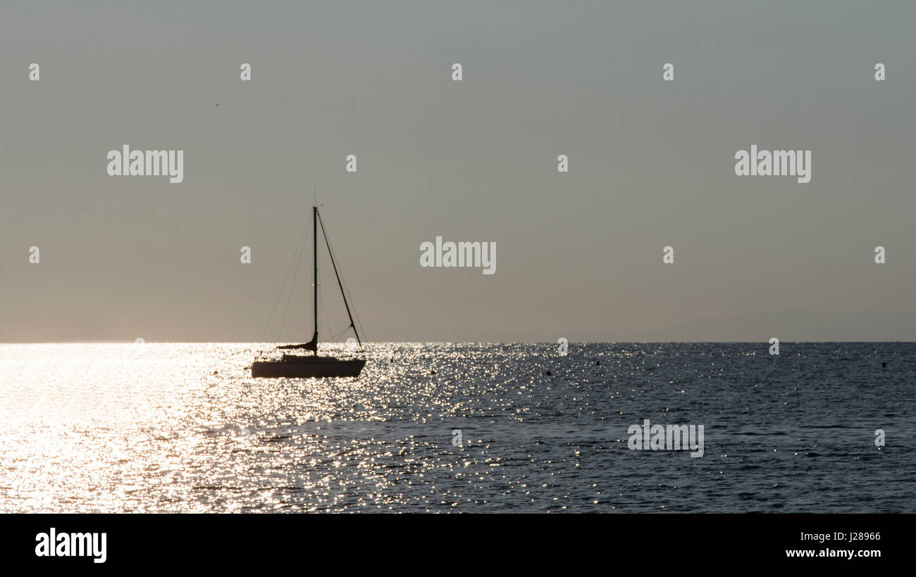 Segelboot am meer -Fotos und -Bildmaterial in hoher Auflösung – Alamy