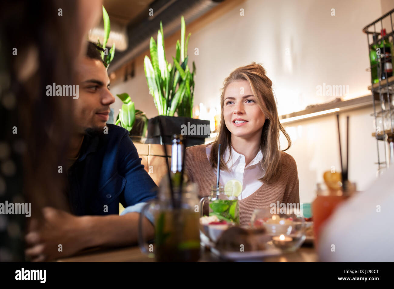 Glückliche Freunde Essen und trinken im restaurant Stockfotografie - Alamy