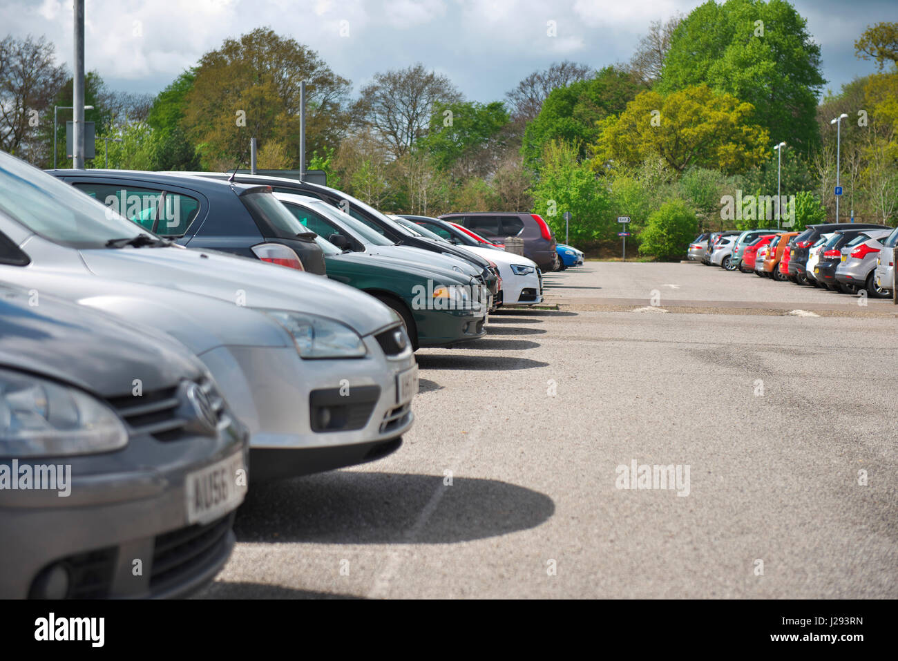 Car park full of cars -Fotos und -Bildmaterial in hoher Auflösung – Alamy
