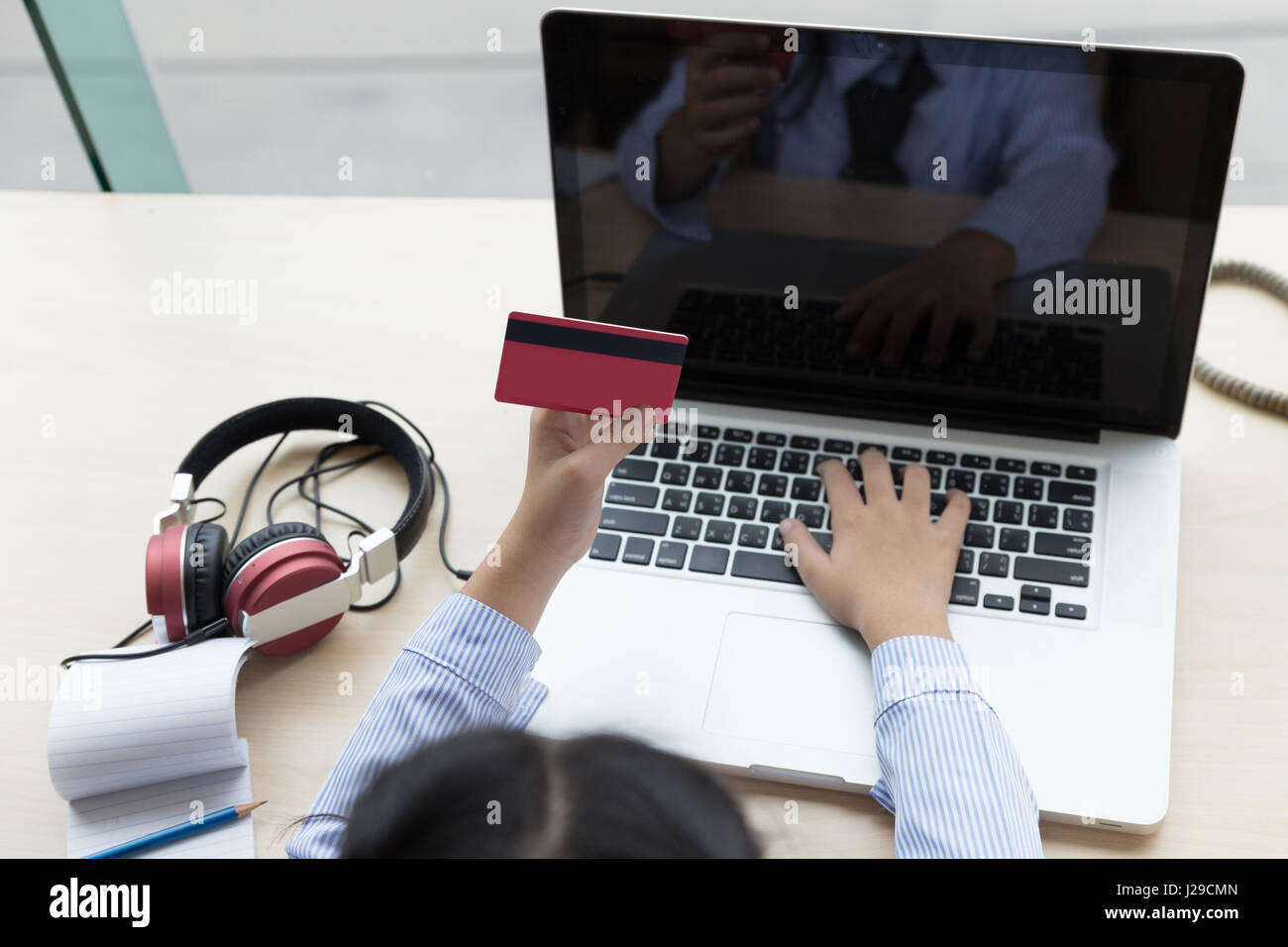 junge asiatische Mädchen halten Kreditkarte und mit Laptop-Computer für ...