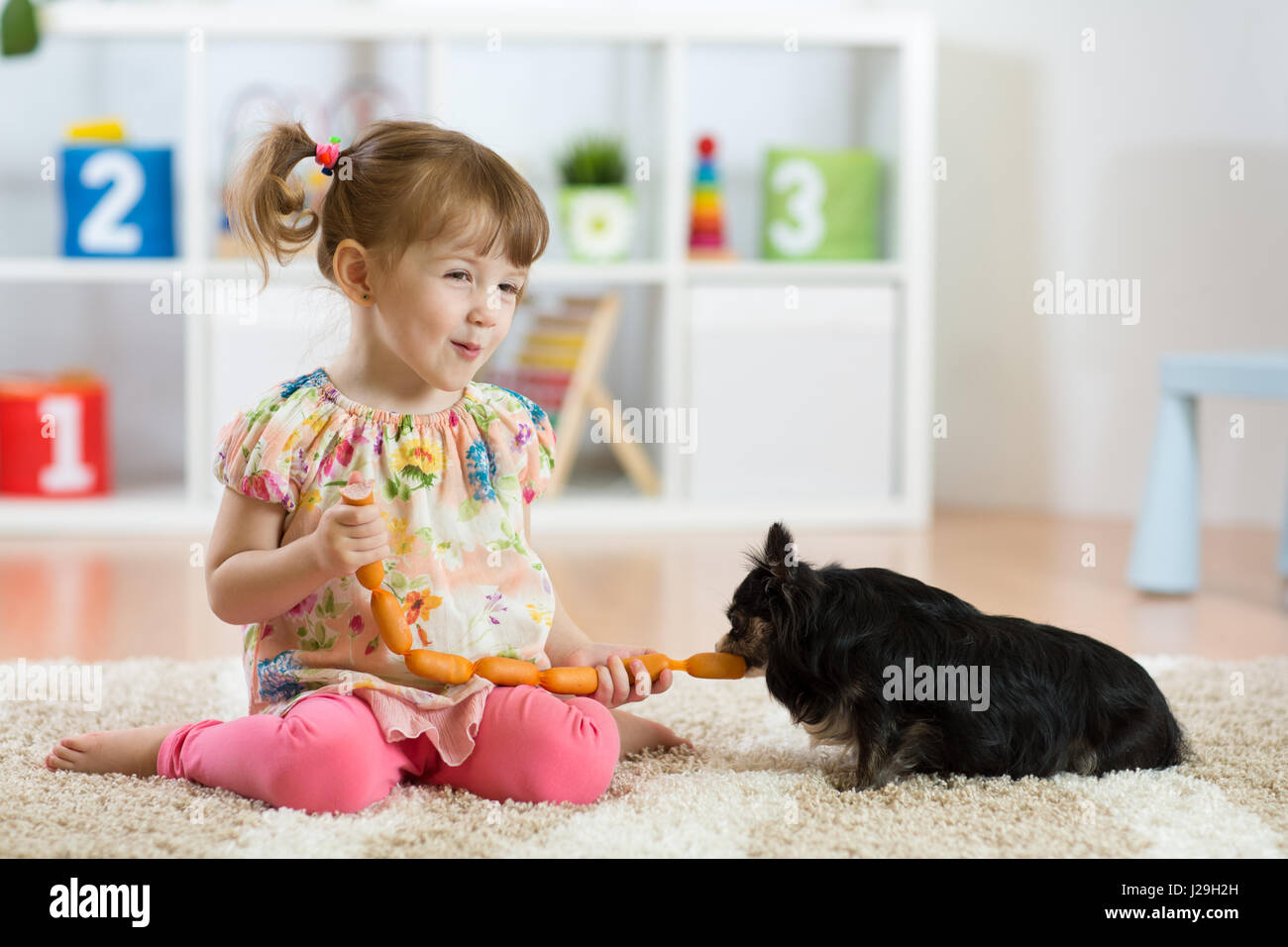 Ein kind und ein tier -Fotos und -Bildmaterial in hoher Auflösung – Alamy