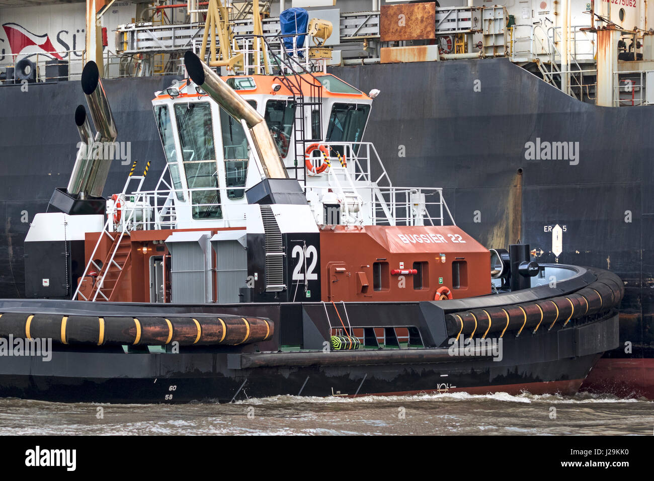 Schlepper Boot und Containerschiff auf Elbe, Hamburger Hafen, Hamburg ...