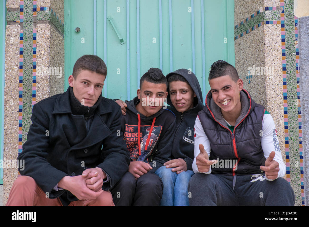 Marokko, Bhalil, marokkanische Jungs im Teenageralter auf den Straßen ...