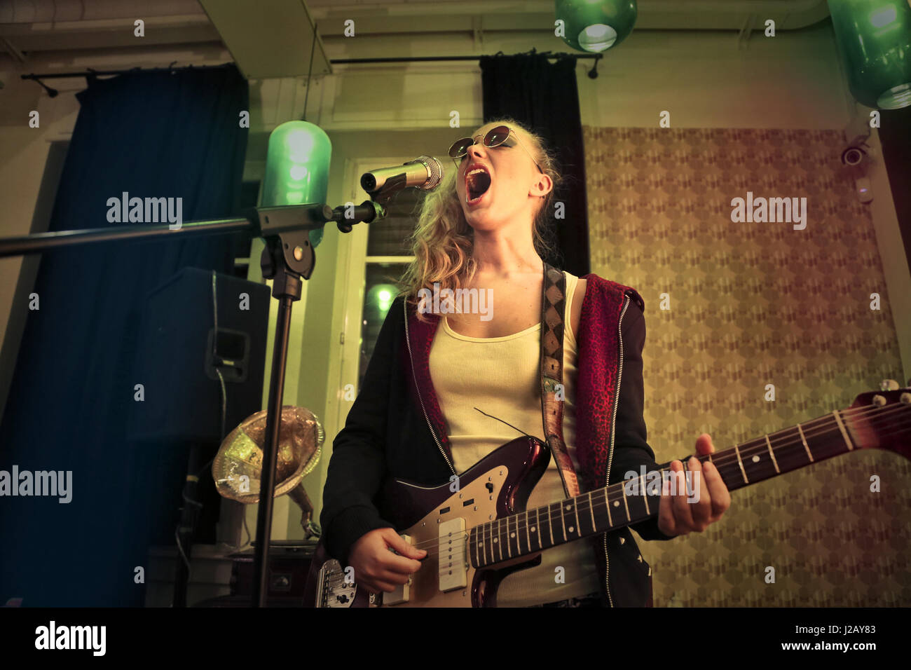 Frisur rocker -Fotos und -Bildmaterial in hoher Auflösung – Alamy