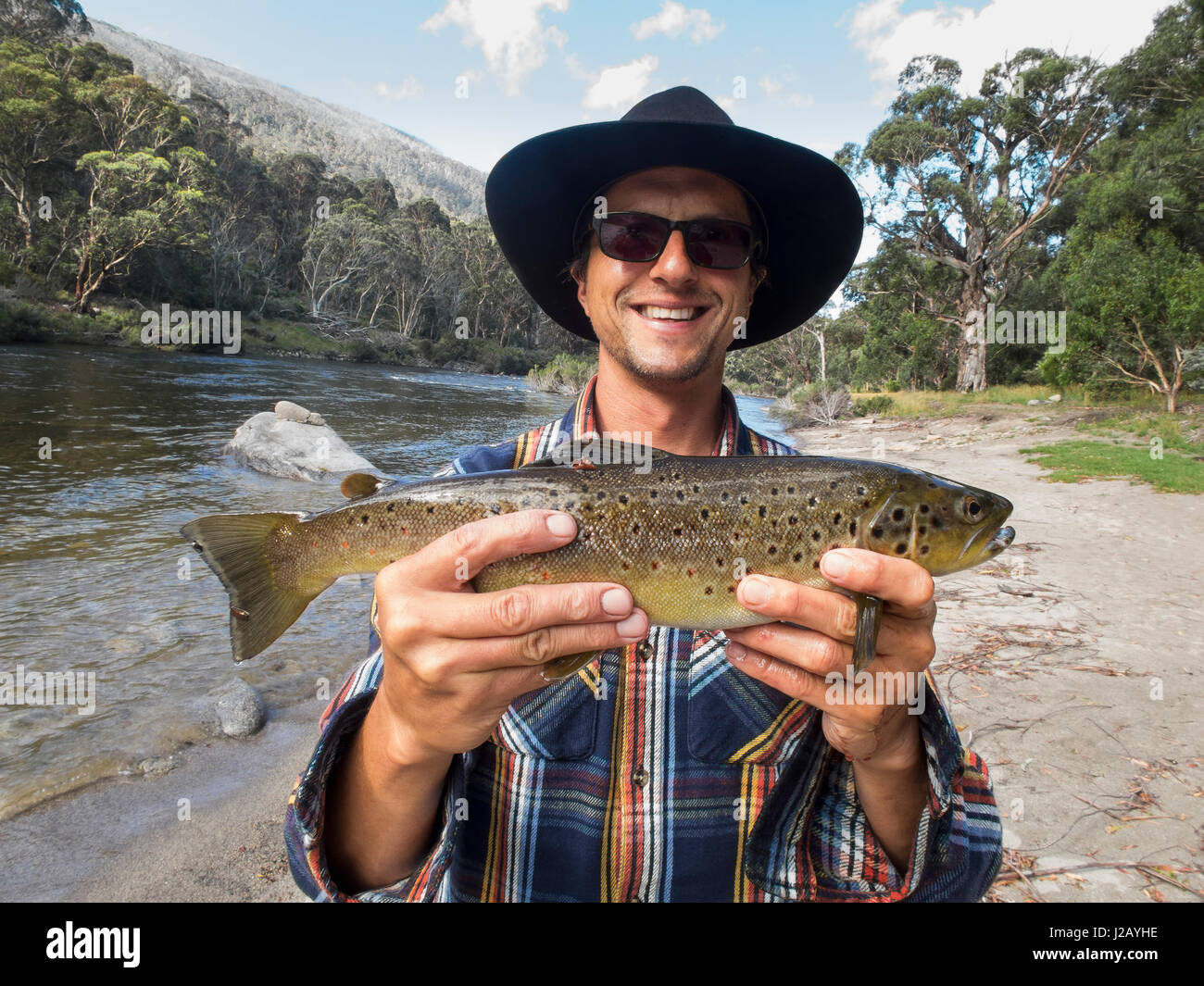 Man holding river fish -Fotos und -Bildmaterial in hoher Auflösung – Alamy