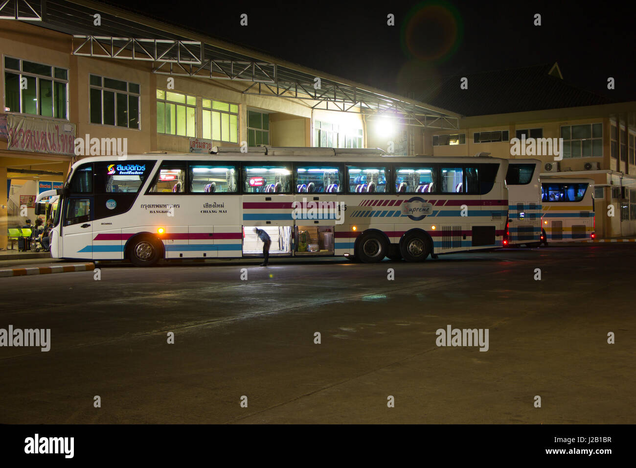 CHIANG MAI, THAILAND-24. April 2017: Bus von Sombattour Unternehmen ...