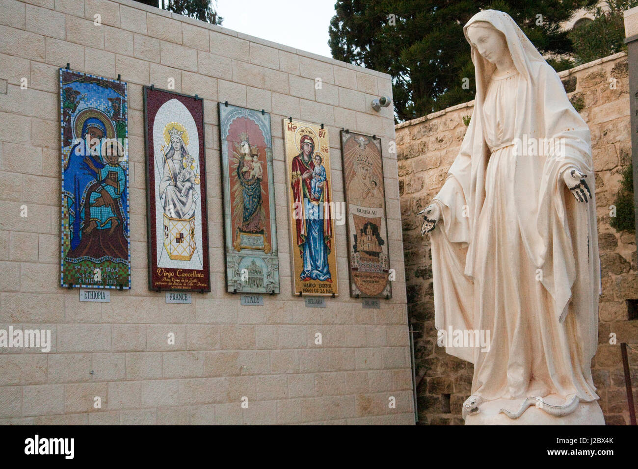 Statue der Jungfrau Maria, Mutter Jesu Christi, grüßt Pilger und ...